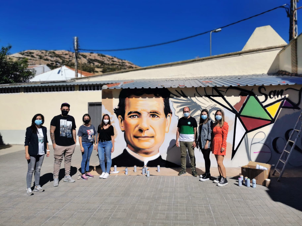 Los jóvenes de Pinardi-Puertollano decoran las paredes del Colegio San ...